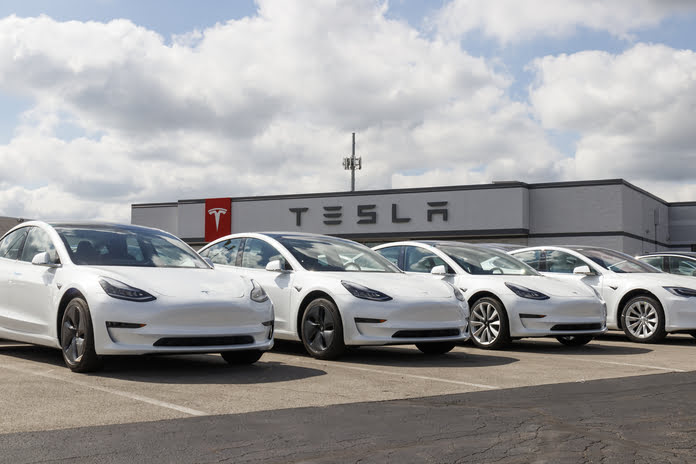Teslin automobil zaključao vlasnika zbog - vrućine - Bajtbox