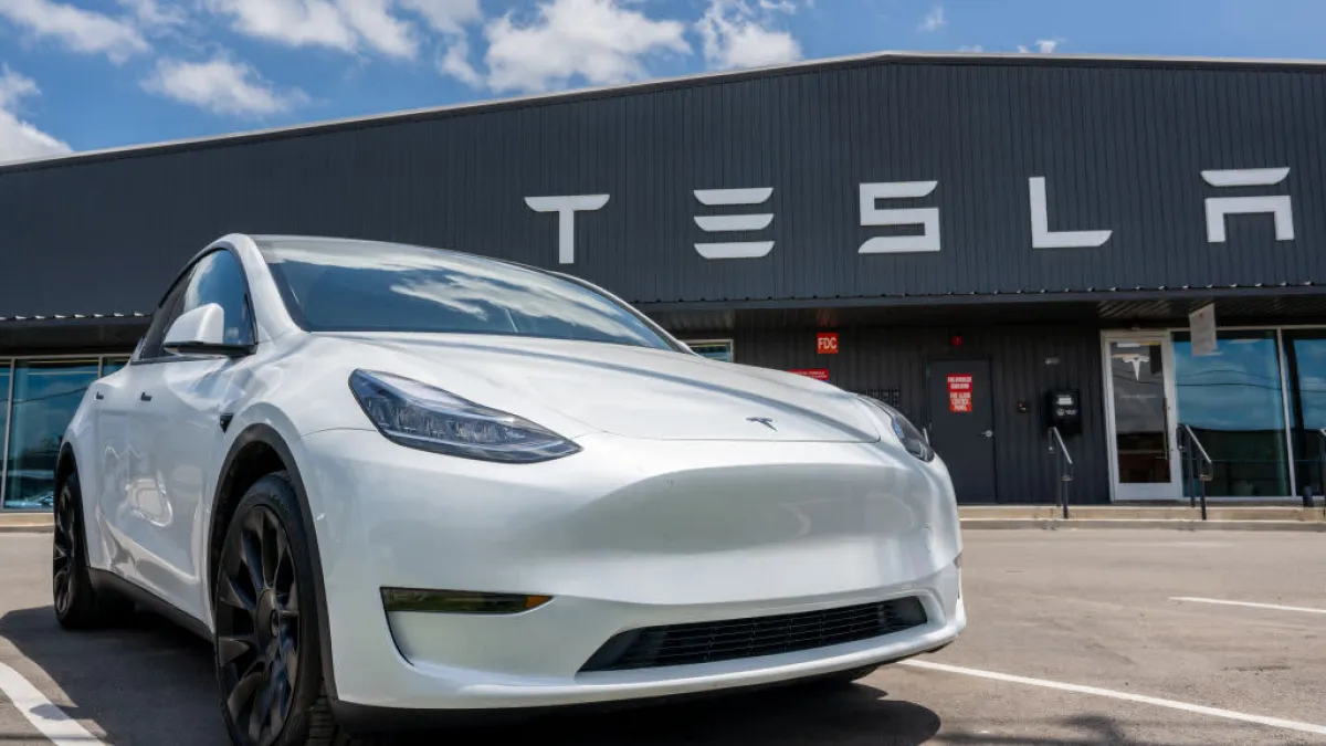 Tesla povlači 120.000 vozila zbog velikog sigurnosnog problema - Bajtbox