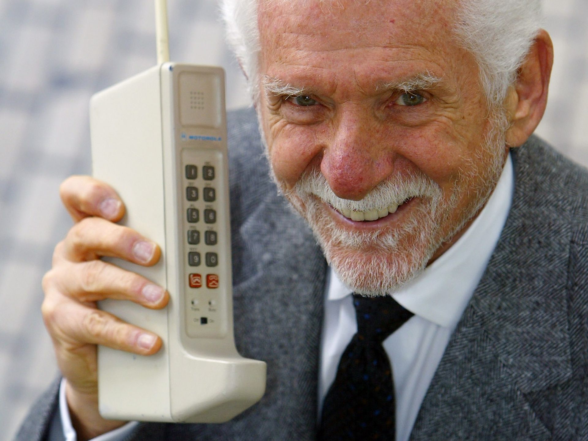 Znate li koliko je koštao prvi komercijalni mobilni telefon? - Bajtbox
