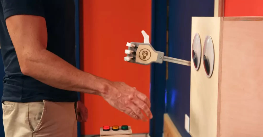 Ovo je robot koji igra kamen-škare-papir! I pobjeđuje - Bajtbox